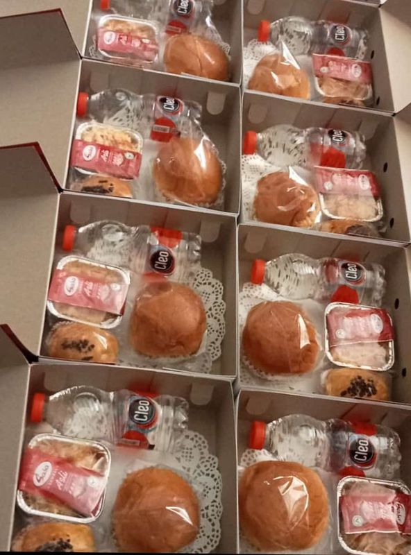 Snack box (roti isi dan air mineral)