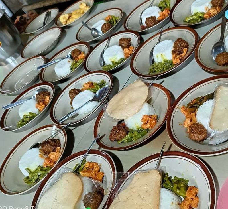 Makan Piringan Nasi Rames Daging/ Lontong opor/ Soto ayam/ Sop ayam ...