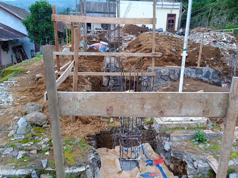 Pemasangan 1 m3 Bekisting untuk kolom beton bangunan gedung (dengan bambu)