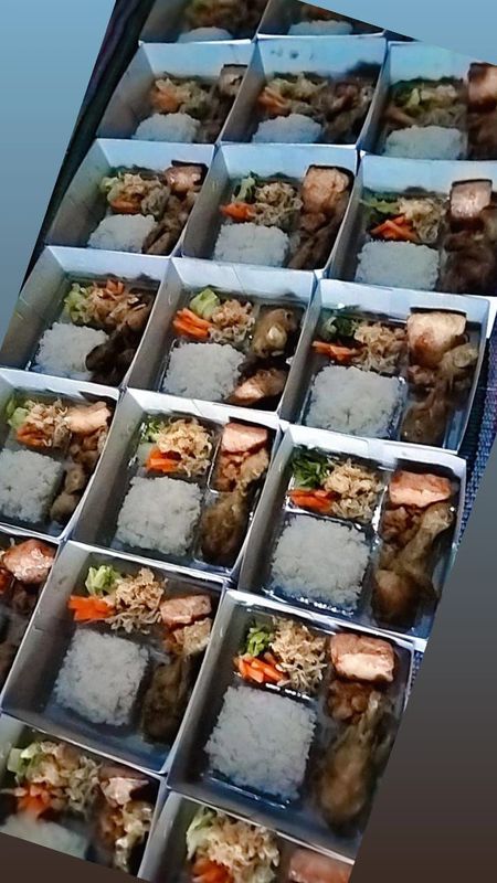 Nasi Box C, menu : nasi putih,ayam goreng, urap, tahu bacem