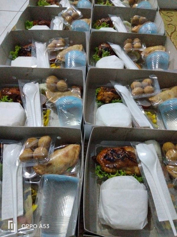 Paket nasi lauk dan snack spesial hygiene