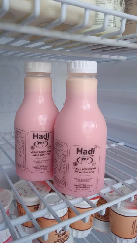 Susu Pasteurisasi Rasa Stroberi Kemasan Botol 250ml