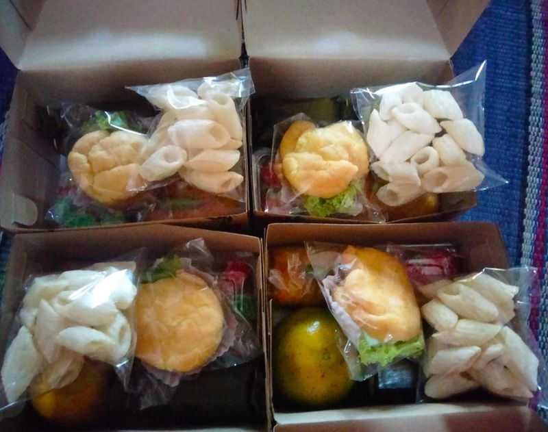 Snack Box C, isi : Jeruk,sus sayur isi telur,arem,kletikan,sentileng ...