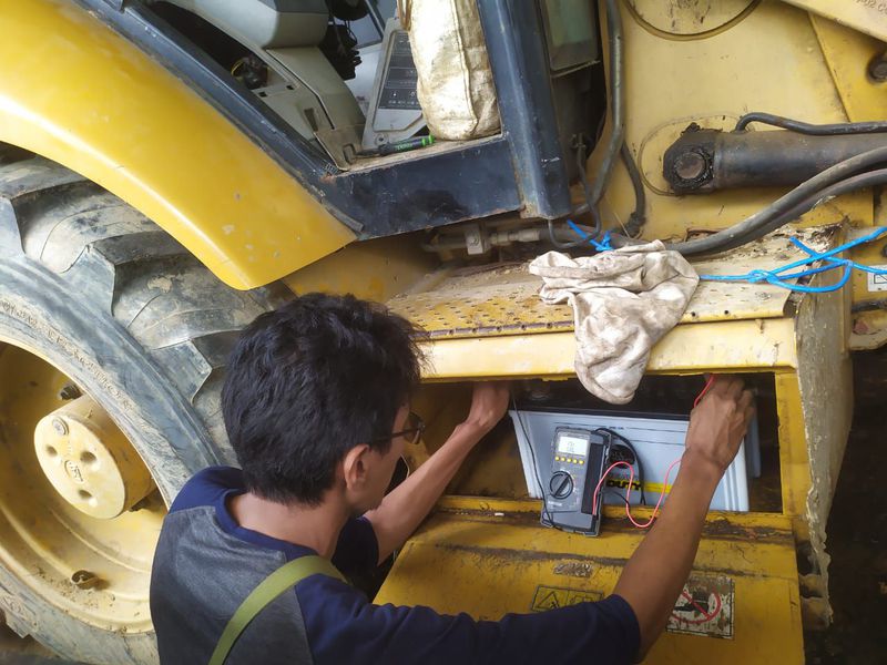 Pemeliharaan unit Becho Loader Cat 428E