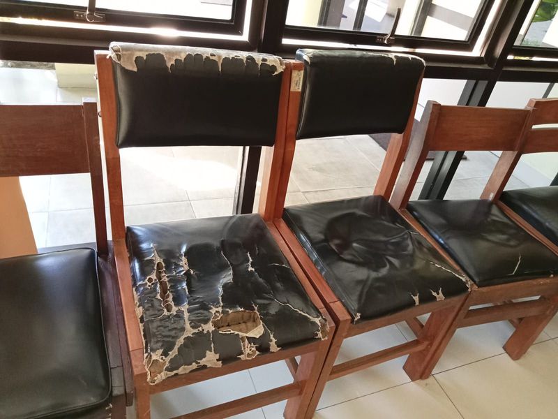 Perbaikan kursi kayu busa