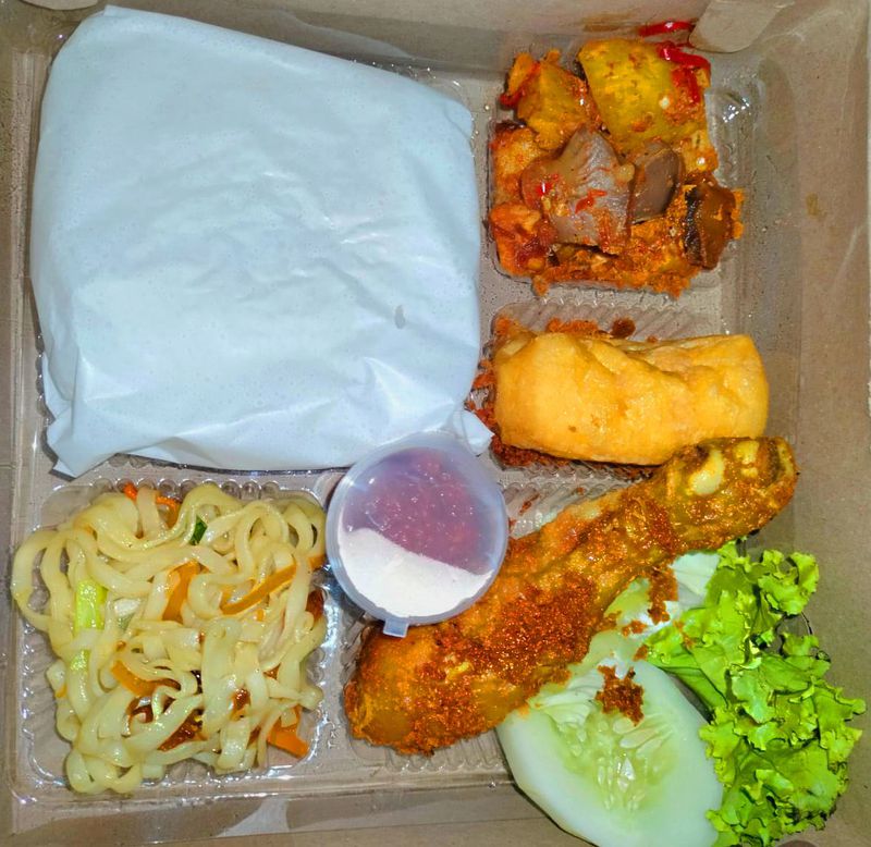 Nasi Kotak Ayam Goreng dan Oseng Ati-Ampela (Raja Catering Kota Kediri)