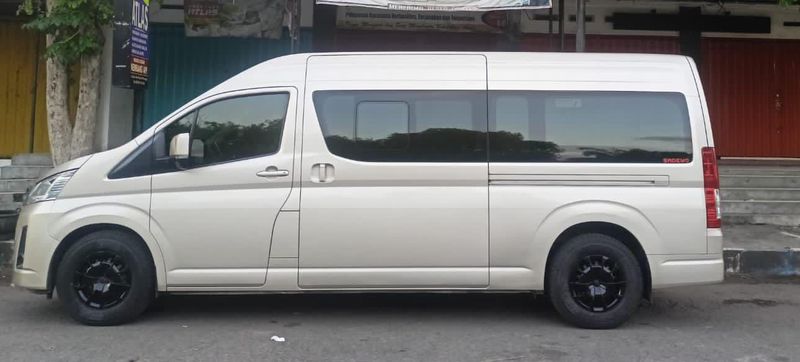 Sewa Hiace Premio