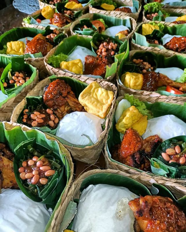 nasi box roti mulia nasi ayam atau daging sapi sayur rempah jawa