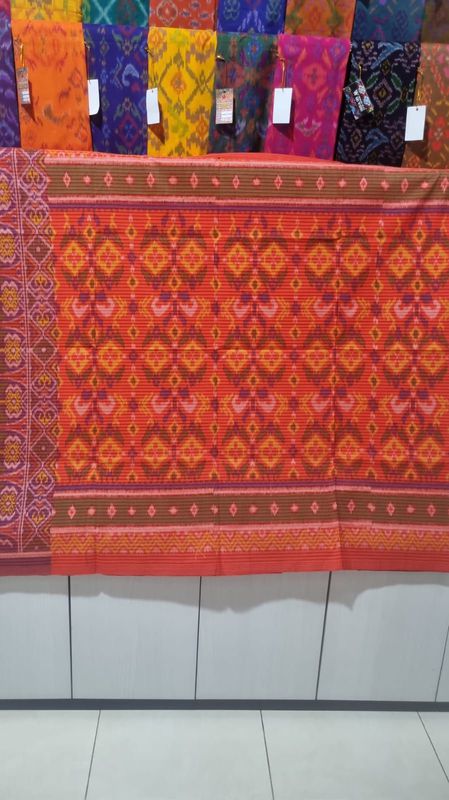 Kain Endek Motif Double Ikat - Merah