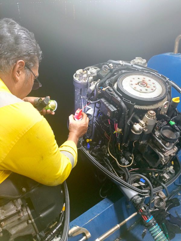 Maintenance Engine & Clean Up Body Speed Boat