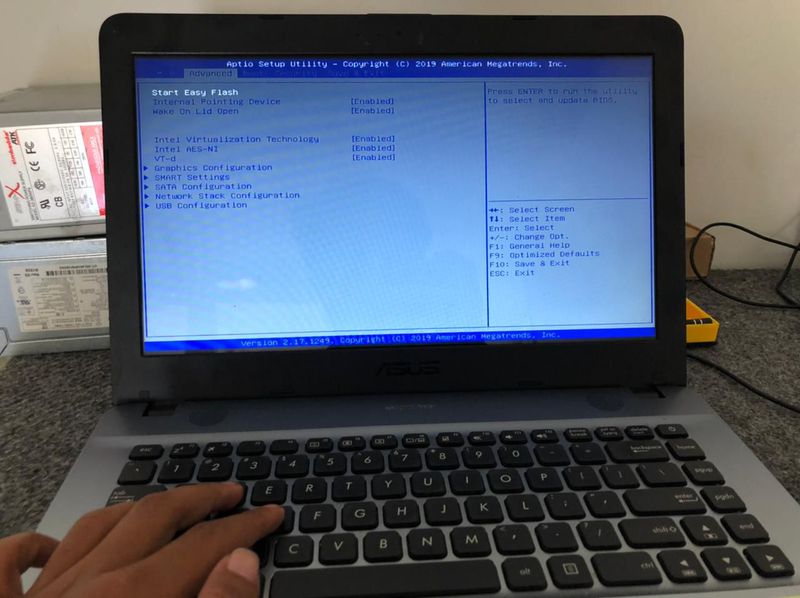 Service Laptop Asus berupa Install Ulang Windows dan Seting Program ...