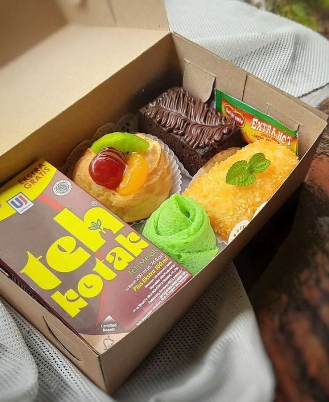 Kue Isi 4 + Teh Kotak