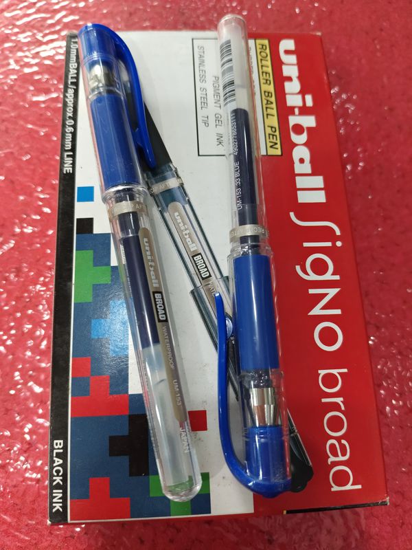 Pena Signo Biru merk Uni Ball