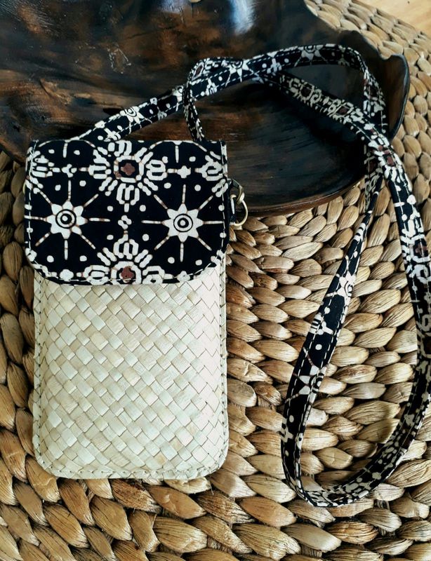 GAIA Handphone Pouch With Sling || Pouch Anyaman Pandan Mix Batik ...