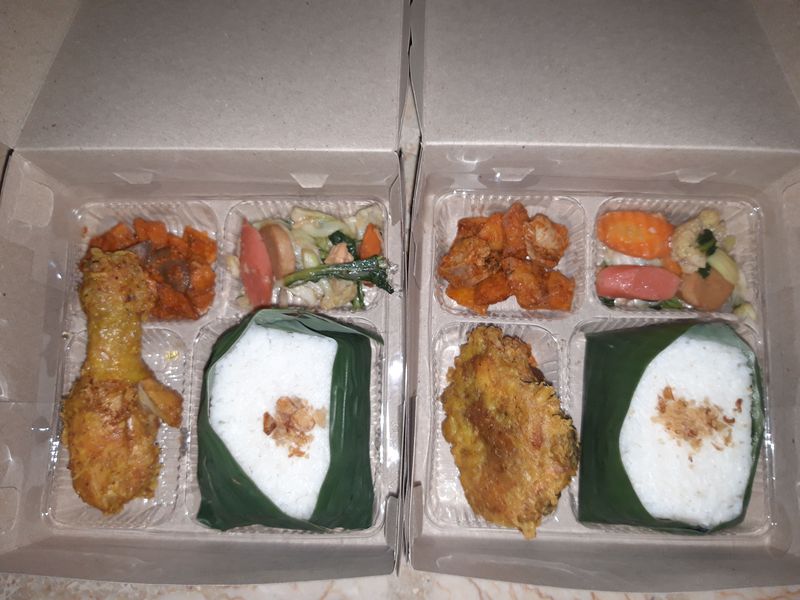 Nasi Kotak (Nasi, Ayam goreng, Sambal Goreng Kentang, Capjay)