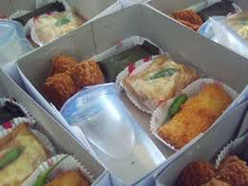 PAKET SNACK KUE BOX ISI 4 + AIR GELAS