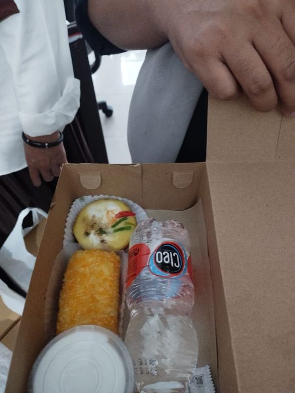 Paket Kue Dos (3 Macam Kue & Air Mineral Botol)