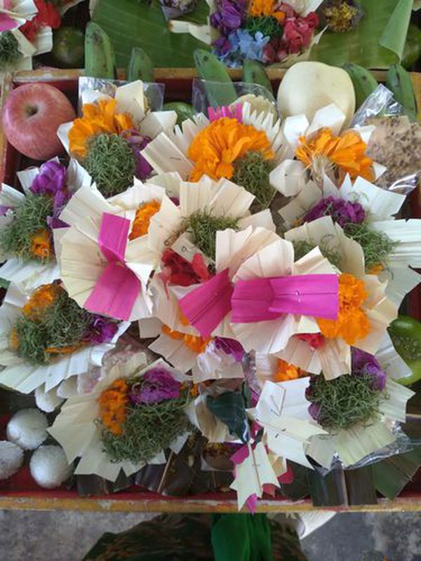 Banten Alit Tumpeng 17 (Menek Guru)