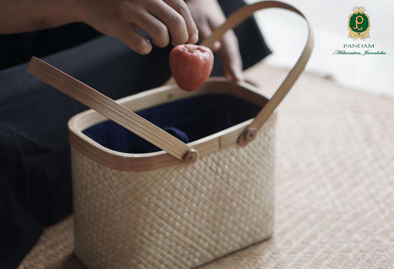 Picnic Bag (S) || Tas Piknik Berbahan Anyaman Pandan Mix Bambu ...