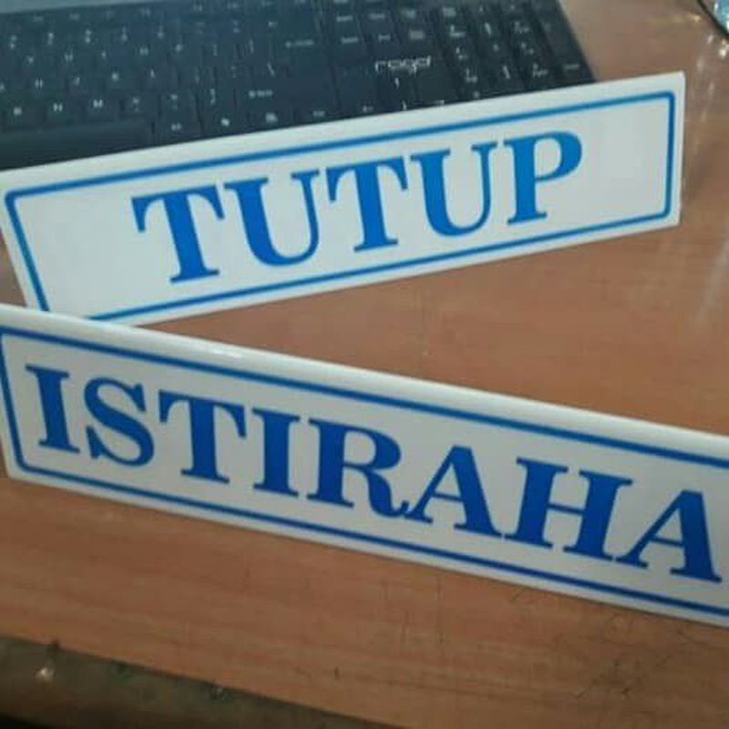 Akrilik Segitiga Buka Tutup