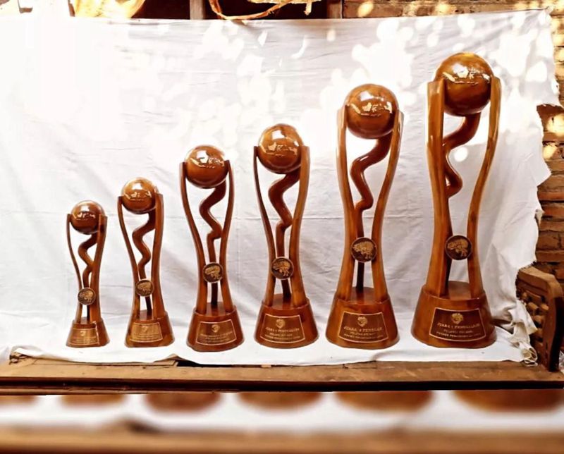 Trophy ukiran kayu jati premium