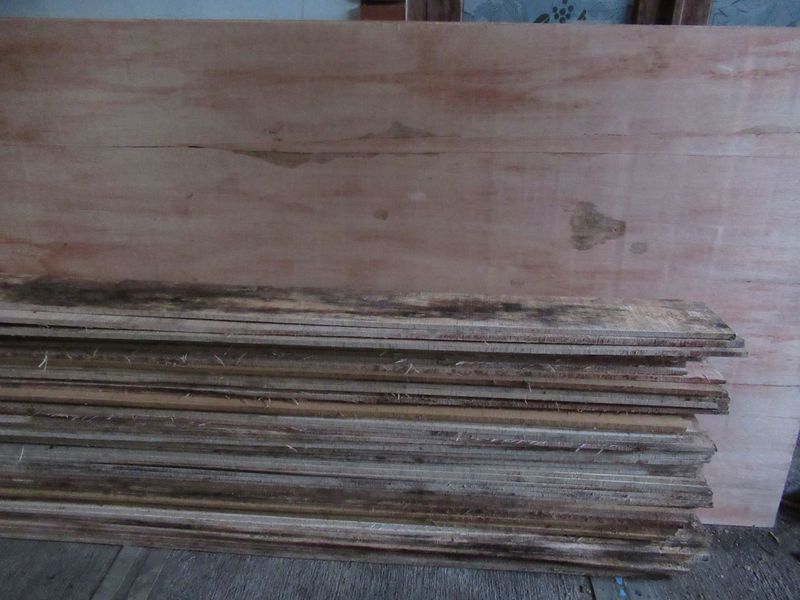 papan cor +- 1 cm