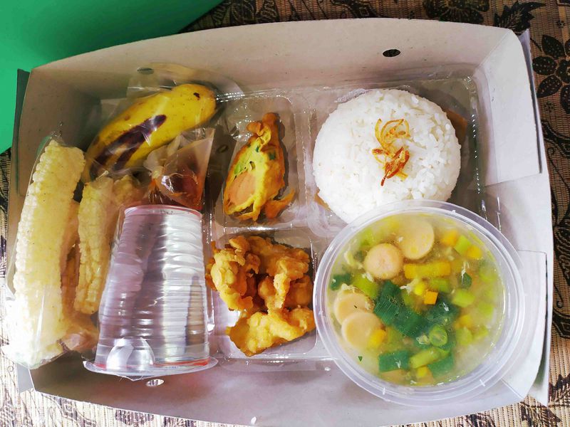 Nasi Sop Sosis Makaroni