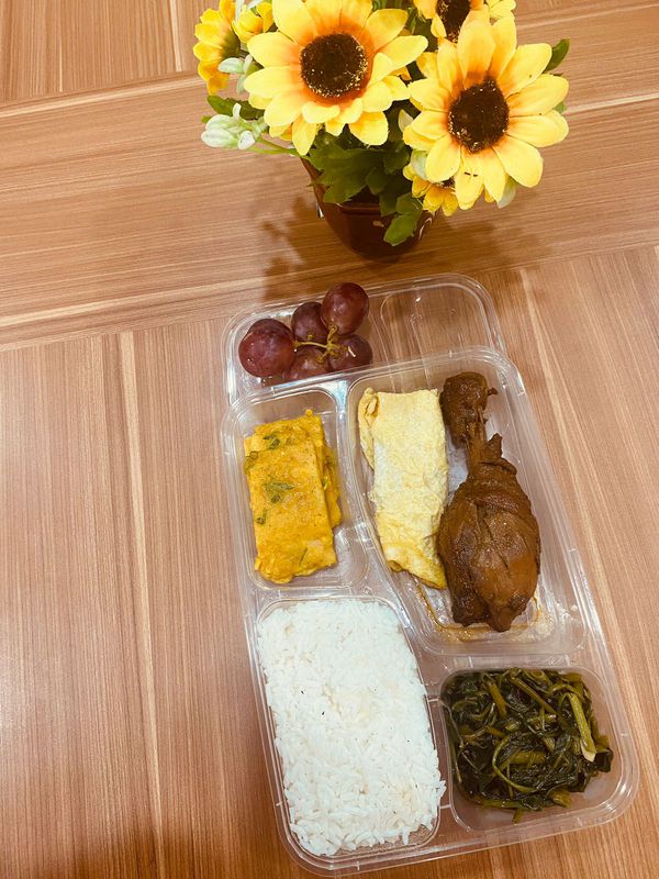 Pemberian Makanan Tambahan ( PMT )BuMil ke1: Nasi, Semur Ayam,Telur ...