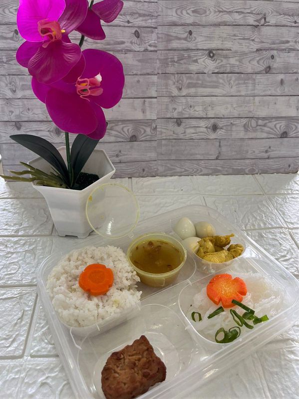 Pemberian Makanan Tambahan (PMT) Ibu Hamil KEK Nasi Putih, Soto Ayam ...