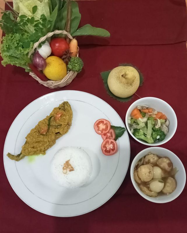 Nasi Pesmol Ikan Kembung Sapo Tahu Telur Puyuh Sayur + Buah (Makanan ...