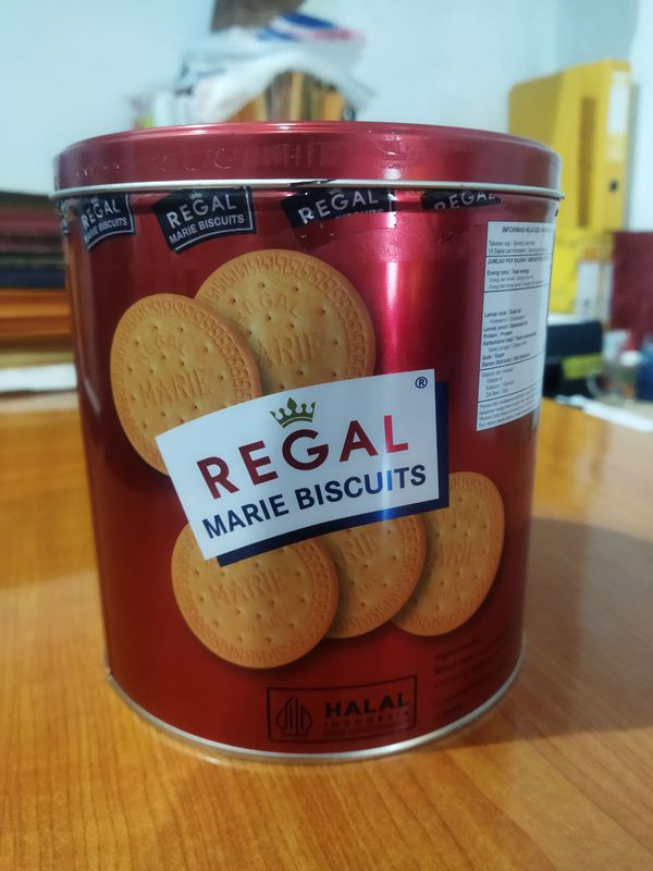 biskuit regal kaleng