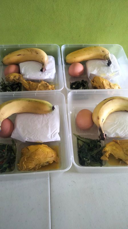 PMT makanan lengkap ibu hamil KEK nasi ayam bumbu kuning dan buah