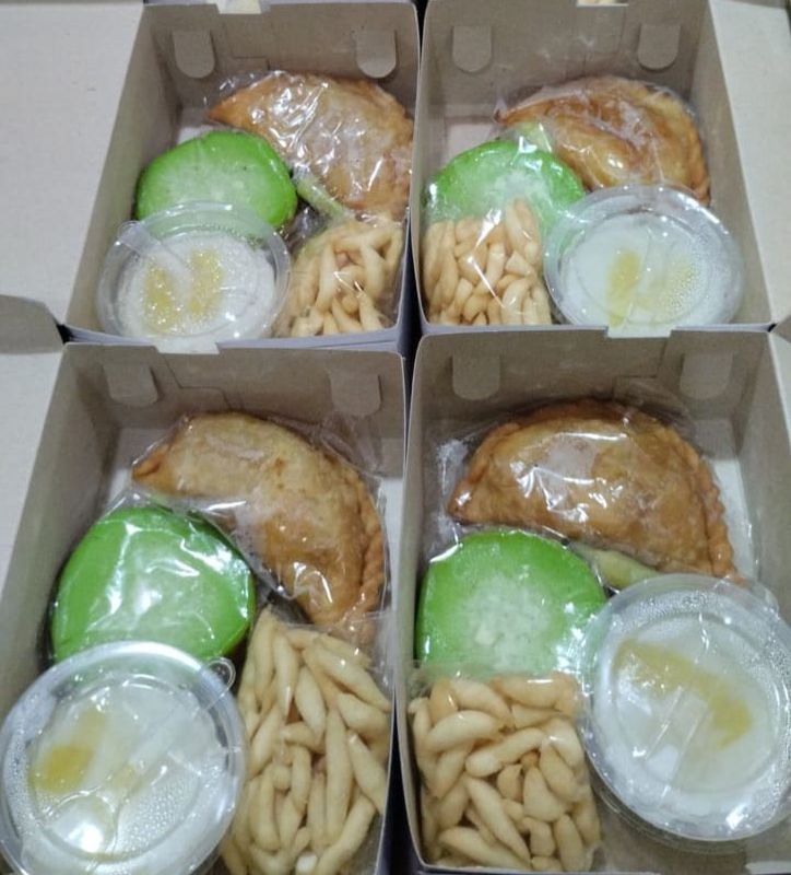 Snack box ( kue basah,pudding,dan kletikkan) by enggal kediri