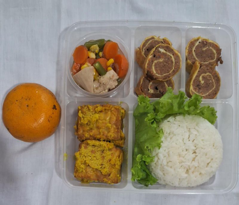 Pemberian Makanan Tambahan ( PMT ) Ibu Hamil KEK ( Nasi Rolade Daging ...