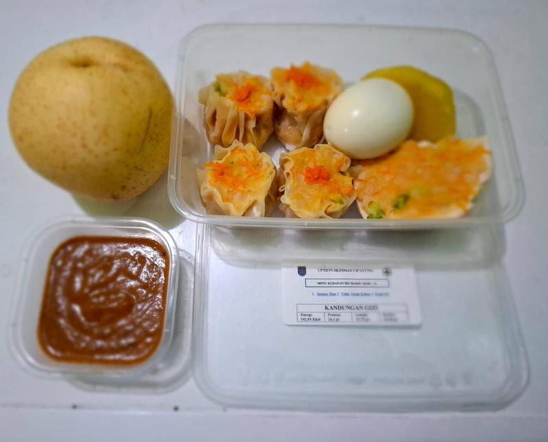 Pemberian Makanan Tambahan ( PMT) S2 BuMil ke4:Siomay ikan,Telur Rebus,Pear