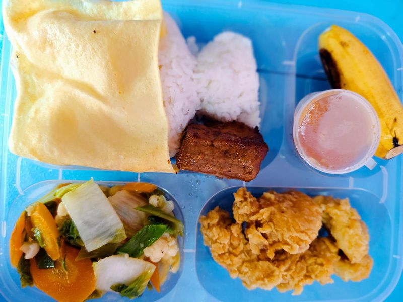 Pemberian Makanan Tambahan (PMT) Ibu Hamil , lontong, sayur, bakwan ...
