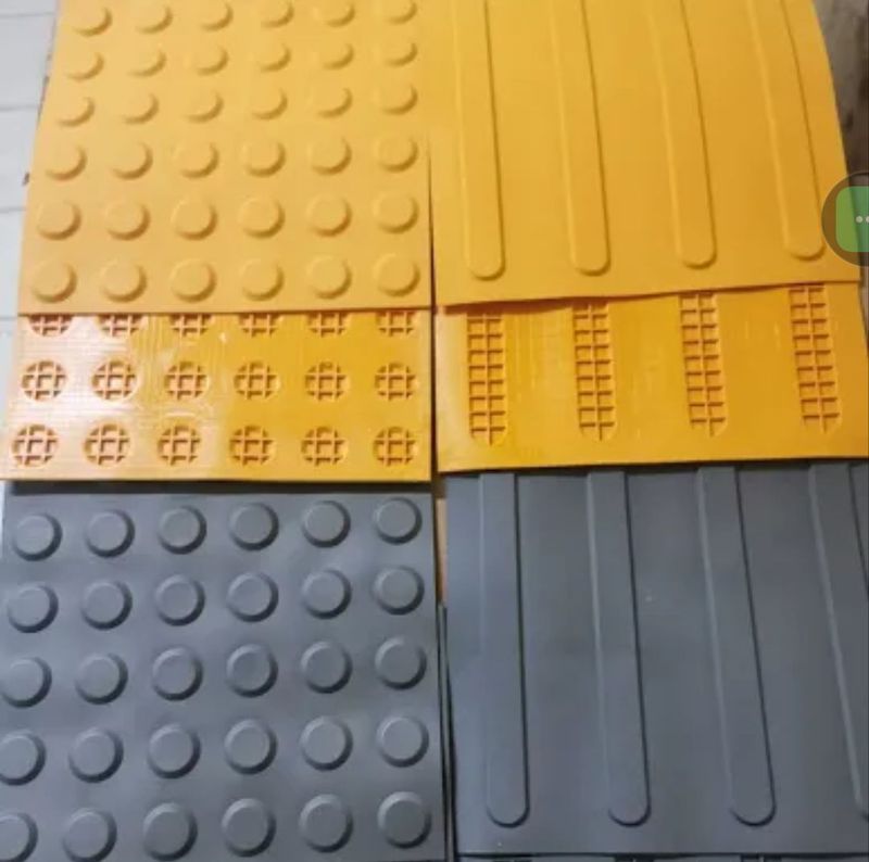 Guiding block karet kuning garis