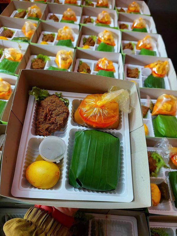 Nasi Box , Rendang, Sayur kapau, Ikan Tepung saus asam manis, buah ...