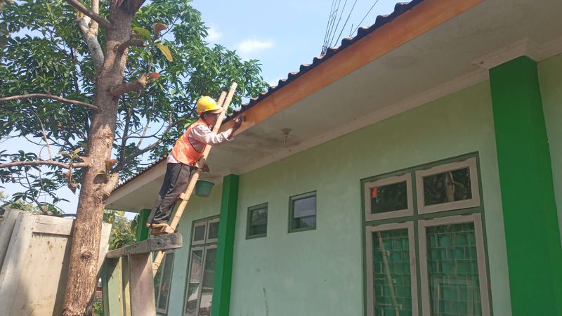 Pengecatan Listplank Bangunan Puskesmas Pembantu