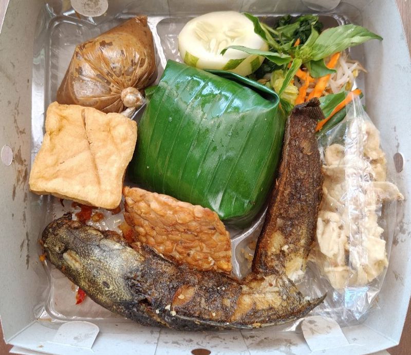 Nasi Pecel Lele goreng