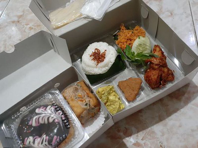 Paket Nasi dan Snack Box Istimewa