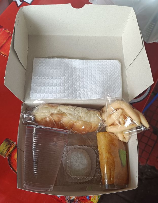 paket snack rapat risol, moci, roti pisang, kericu, air mineral