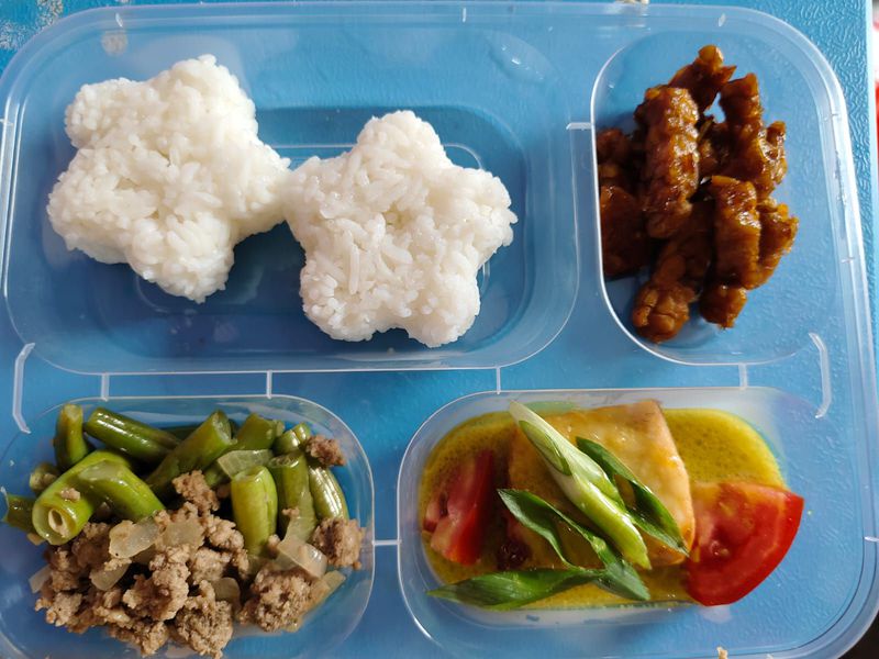 Pemberian Makanan Tambahan (PMT) Balita 12 - 59, Nasi ikan acar kuning ...