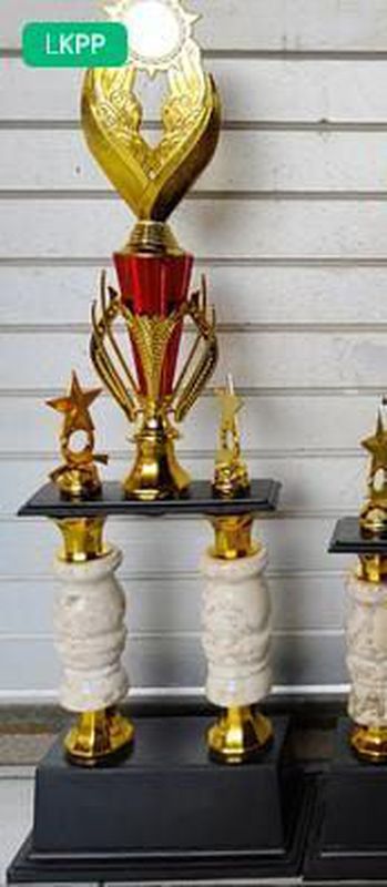 PIALA JUARA 1