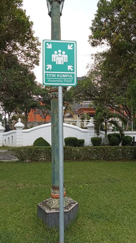 papan rambu-rambu reflektor