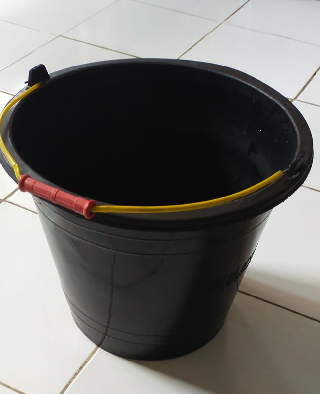 Ember Plastik hitam tanggung