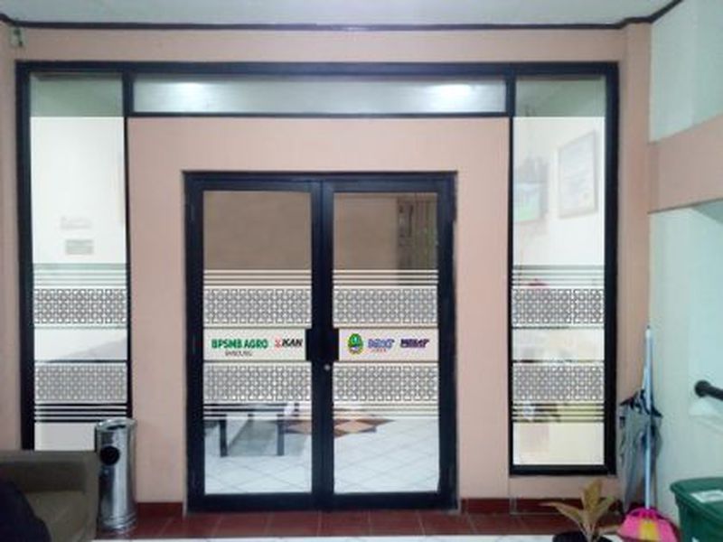 Sunblast Kaca Kombinasi Motif dan Branding Logo