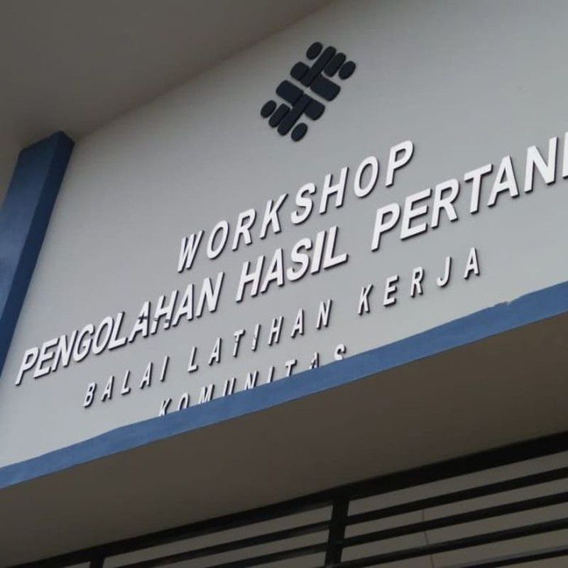 Pembuatan Plank Nama kantor lapis bahan ACP