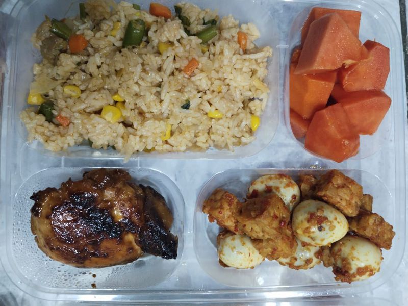 Pemberian Makanan Tambahan (PMT) Ibu hamil, Nasi, sop ayam kacang merah ...