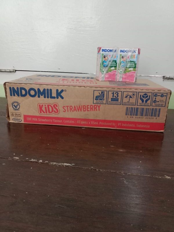 Susu UHT Indomilk rasa Strawberry 115 ml